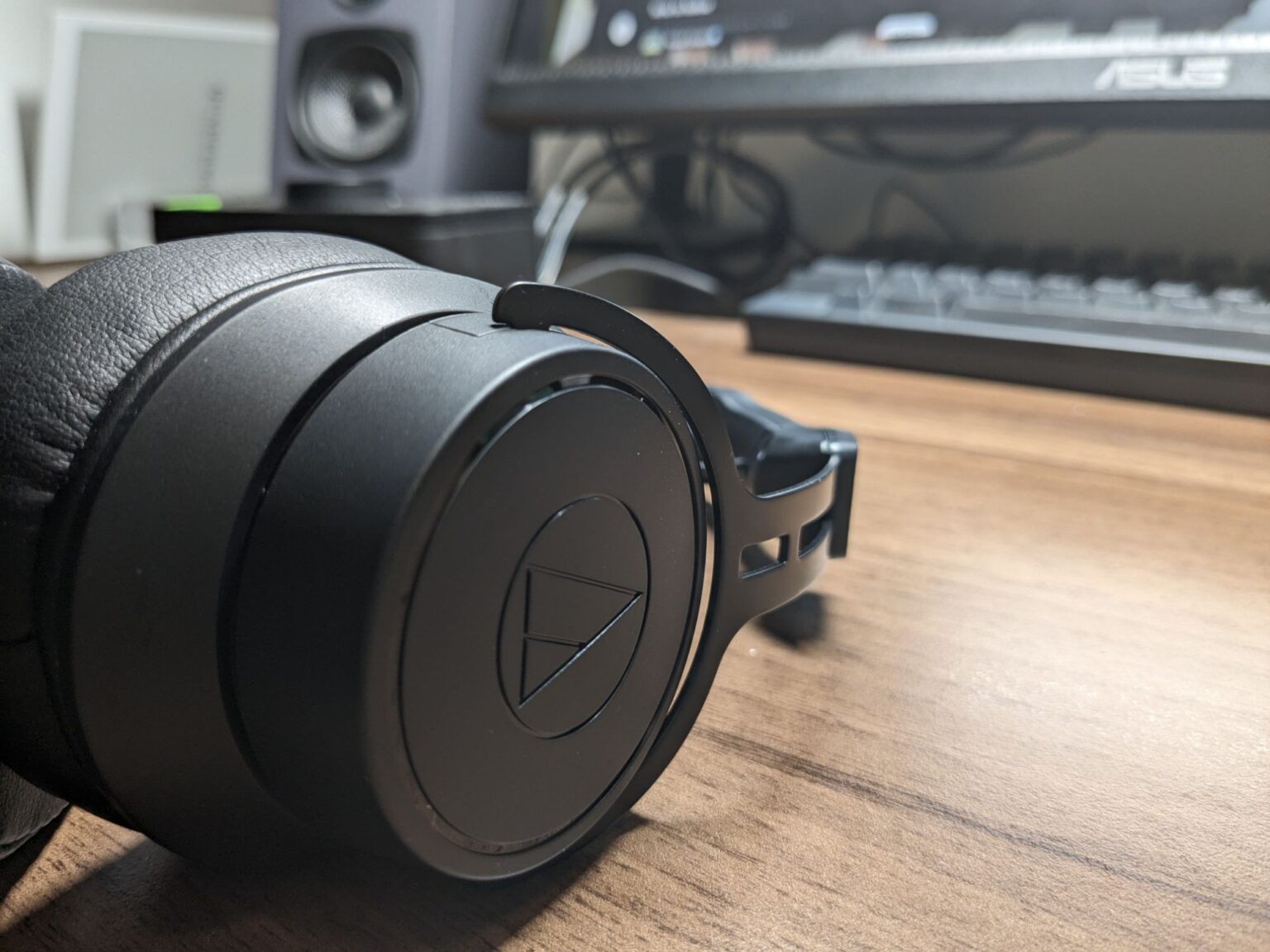 オーディオテクニカ ATH-M60x レビュー｜クリアな高音とタイトな低音。軽さやシンプルな見た目も魅力的なヘッドホン - モブぐらし